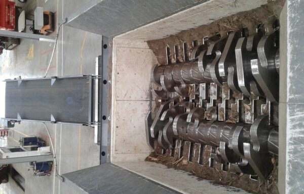 Renting a mobile shredder - Metso M&J 4000 for rent - Smet Rental